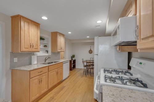 Amazing Lakefront Retreat On Long Lake! Home - Kalamazoo, MI