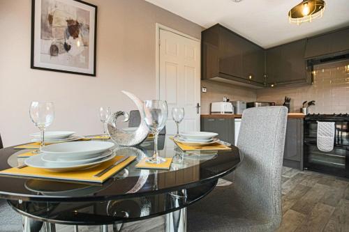 Detached House - City Centre Location - Free Parking, Garden, Smart Tvs With Netflix By Yoko Propert - Milton Keynes