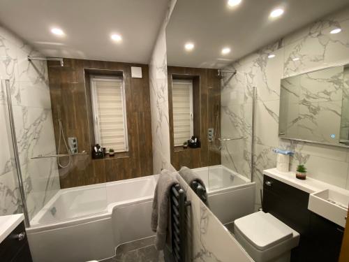 Lovely 3 Bed With Jacuzzi, Close To Airport, Driveway, Wifi - 