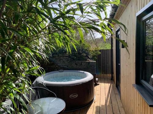 1 Bedroom 1 Bed Cabin Retreat With Hot Tub In Hambrook Close To Bristol City Centre, Mod, Axa, Uwe - Bristol