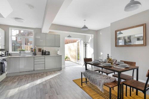 Spacious 3 Bed House, Netflix, Garden, Parking - Southampton, UK