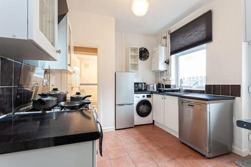 Fabulous Stay - 4 Bedroom House, Sleeps 9, Ideal For Business And Contractors, Free Parking - Stoke-on-Trent