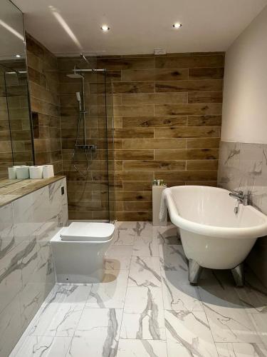 West End -Stunning, 2 Bedroom, Main Door Flat With Private Parking - Glasgow