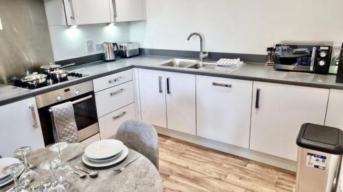 2 Bedroom, 2 Bathroom Modern Apartment Close To Ocean Village, Free Parking, Single Or Double Beds - Southampton