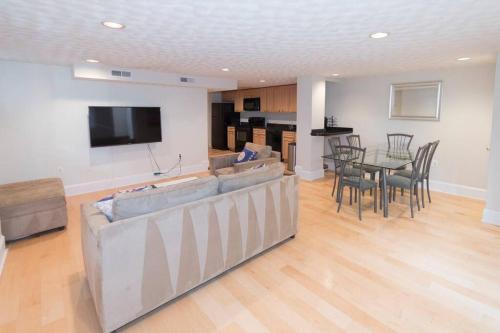 Cathedral Charmer--2 Br English Basement, With Garden Access - Bethesda, MD