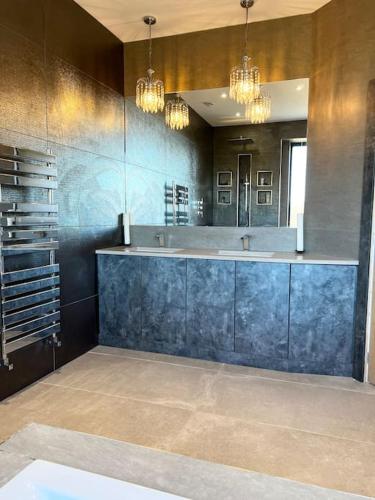 Manchester Luxury Country House Close To The City With Hot Tub & Bbq Fire Pit. - Derbyshire