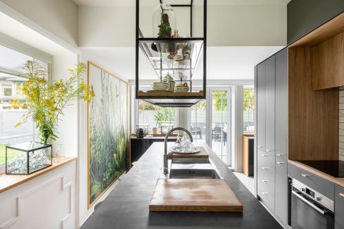Suite With Private Bathroom At Three Bedroom Interwar Villa Grabyte With Daily Spaces To Share By Pi - カウナス