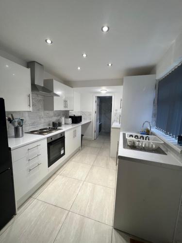 4 Br, Large & Modern Private House Central Location - Gateshead