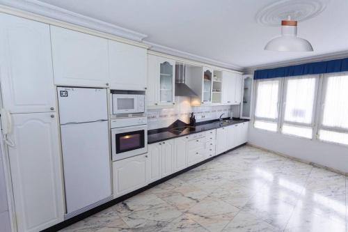 Casa Clara, En El Centro Del Pueblo, Con Vistas Al Mar - Corcubión