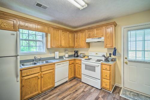 Cartersville Family Home W/ Spacious Backyard - Cartersville, GA