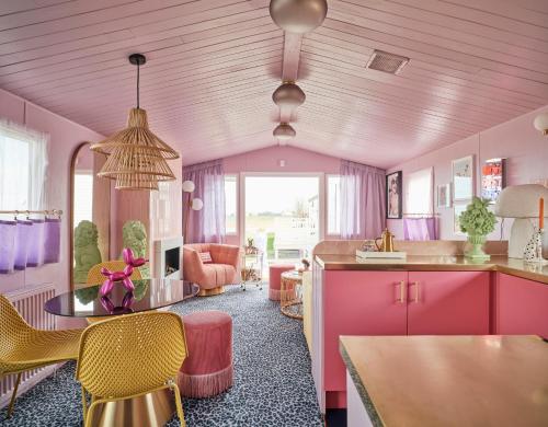 Fun Barbie Inspired, 6 Berth Caravan - Camber Sands Holiday Park, Near The Beach - Kent