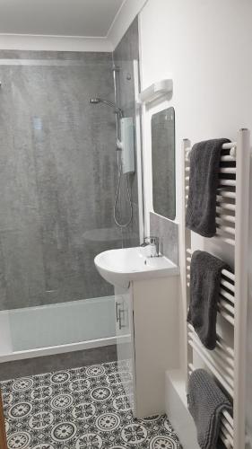 Beautiful Apartment 2 Mins To The Beach - Saint Leonards