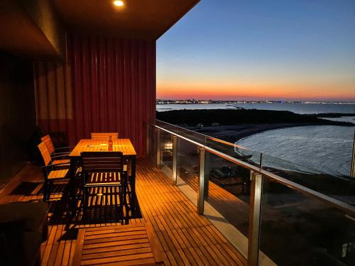 Beachfront Designer Apt, 100 Sqm, 2-bath, Huge Terrace On The Sea Shore - Constanța