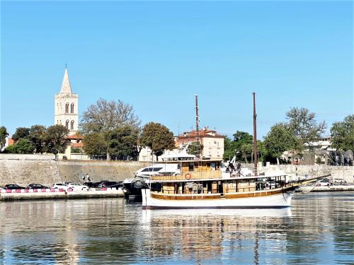 Rhythm Floating Hostel - Zadar - Zadar