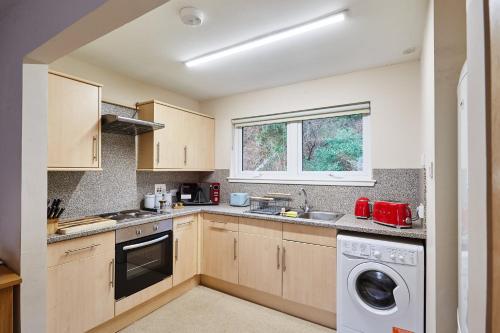 Etive, Beautiful Lochside Apartment With Balcony - Fort William