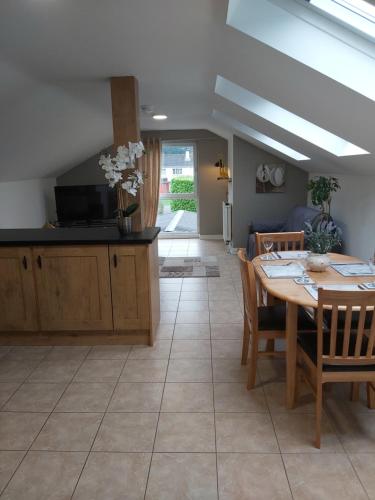 2 Bed House - Sleeps 6 - Parking - Wifi - Rostrevor