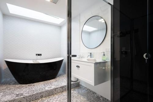 Cricklewood- 2 Bedroom Enchanting Miner's Cottage - Daylesford
