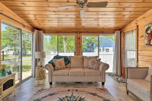 2 Mi To Seagull Beach: Charming Family Home - South Yarmouth