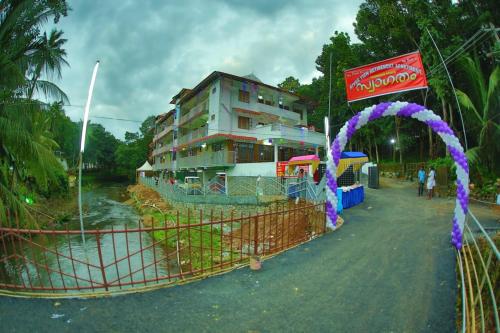 4 Bed Flat - Sleeps 8 - Pets - Smoking - Parking - Thodupuzha