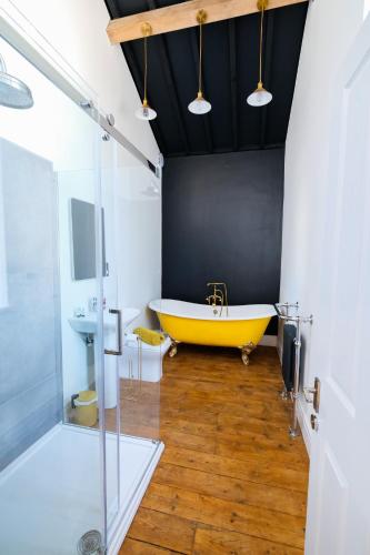 The Eden Warehouse - Gold Apartment, Sleeps 6 - Southport