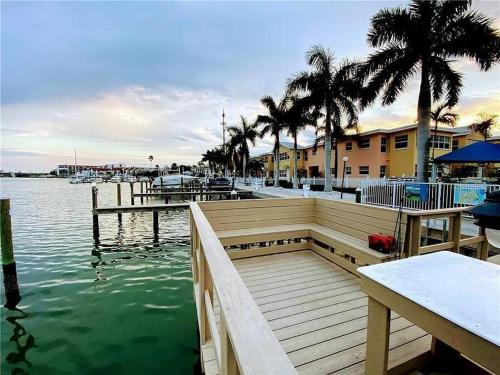 Beautiful Condo Steps From The Beach And Gulf - Indian Shores, FL