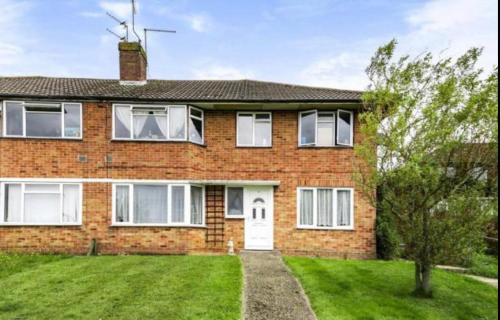 Two Double Bedroom Maisonette With Rear Garden. - Farnham