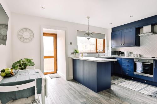 Family Town House (With Garden & Private Parking) - Belfast
