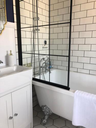 Seafront Sanctuary Beautiful Art Deco Apartment With Stunning City & Sea Views - Hove