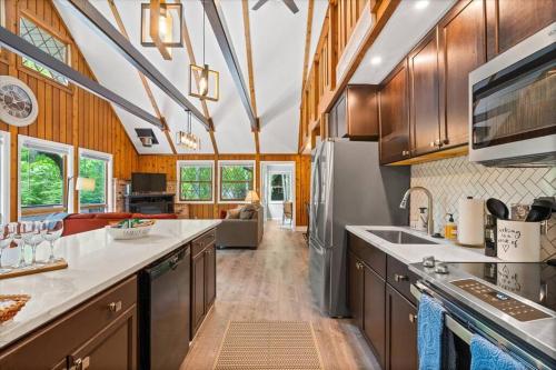 The Gingerbread House - 4 Br Chalet, Sunroom, Deck, Sleeps 10, Modern Amenities - Massanutten, VA