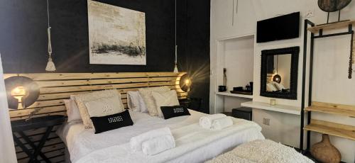 Exquisite Private Luxury Suite With King Bed At Bokmakierie Villas - Windhoek
