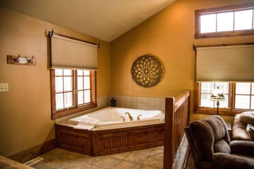 Mummy Mtn Suite 1 Bedroom Suite With Fireplace And Jacuzzi Tub - Estes Park, CO