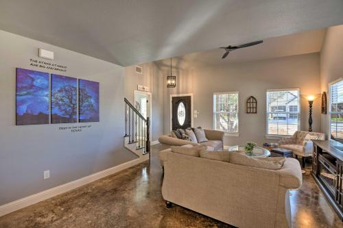 Hot Tub & Fire Pit! Cozy Granbury Escape Near Lake - Granbury, TX