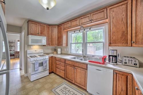 Pet-friendly Lake Getaway: 1 Block To Beach! - Gary, IN