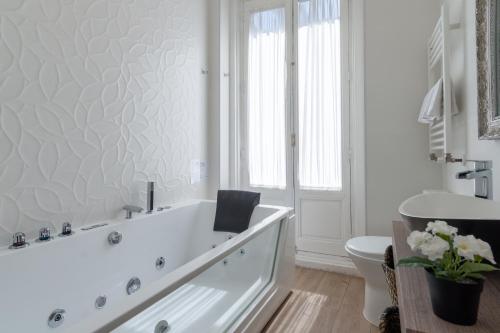 Jacuzzi Full Exterior Sol, By Monaro***** - 