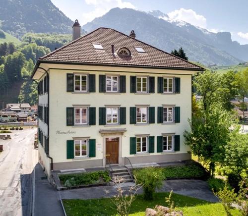 Ferienwohnung Blumerhaus In Mitlodi - Canton of Glarus