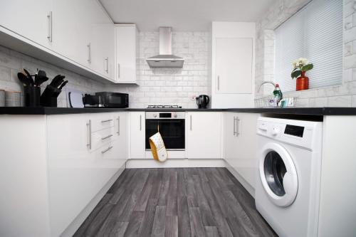 2 Bedroom House On Holmes Hill Road- Free Parking, Wi-fi & Patio - Bristol