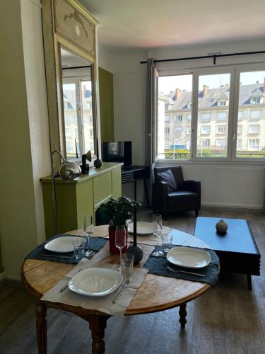 Vue Exceptionnelle Sur La Place Gambetta Plein Centre Cafes Restos Ideal Sejour Pro Ou En Famille - Amiens