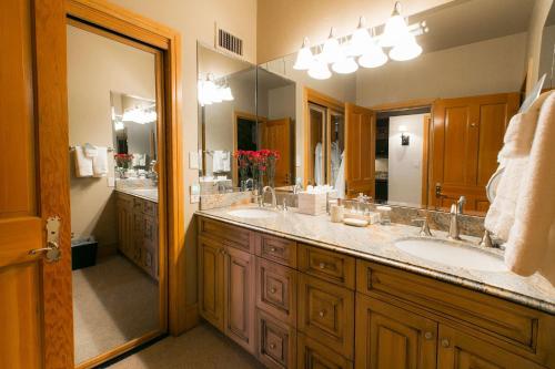 Deluxe King Room With Hot Tub Hotel Room - Park City, UT