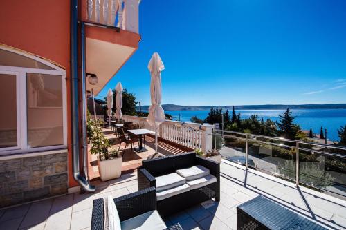 Apartments By The Sea Starigrad, Paklenica - 16421 - Starigrad