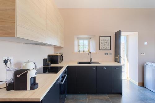 Coach House Cottage On The Shores Of Lough Corrib - Galway