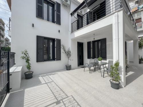 Katie's Lemon Tree House - Волос