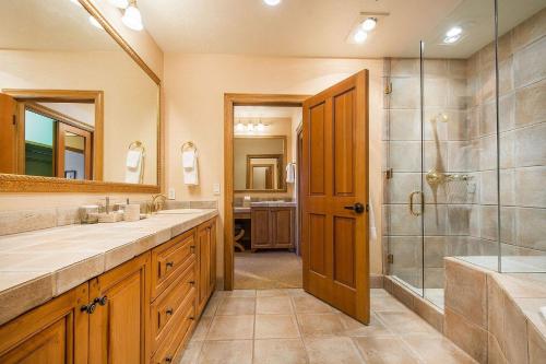 Deluxe Two Queen Room With Fireplace Hotel Room - Park City, UT