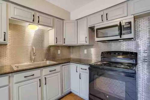 Comfy, Contemporary Quiet Retreat Vacation Home With Views - Albuquerque
