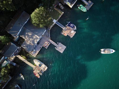 Tides Reach Boathouse Water-access-only - Church Point