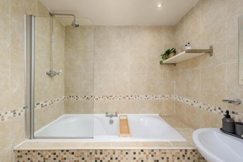 2 Bed Old Town Apartment - Next To Castle - Edinburgh