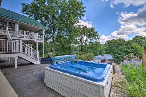 Guilford Lake Cottage W/ Hot Tub & Water Views - リスボン, OH