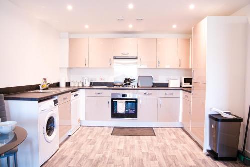 A Luxury 2 Bedroom Apartment With 2 Free Parking - Chatham