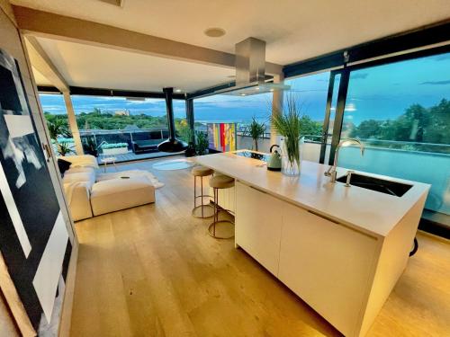 The Beach Hytte - Stunning Sea View Penthouse - Bournemouth