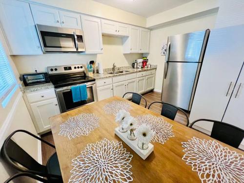 *Prime Pad * King Bed * Long Term Stays* - Durham, NC