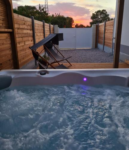 A Fleur De Spa : Maison Chaleureuse Avec Spa Privatif Et Billard. - Calais